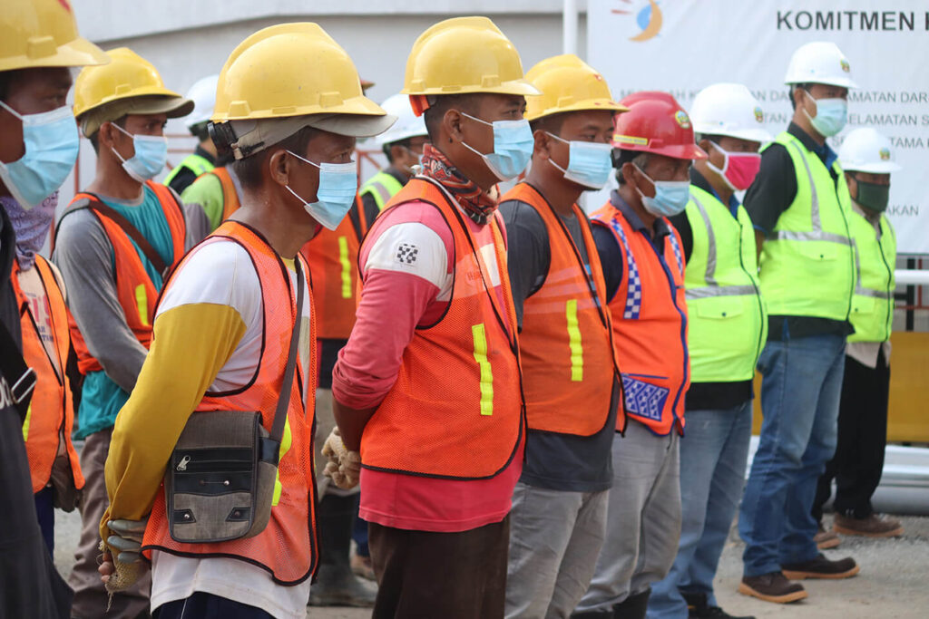Keselamatan Utama: Menguasai Standar Outfit Kerja Safety Proyek ...